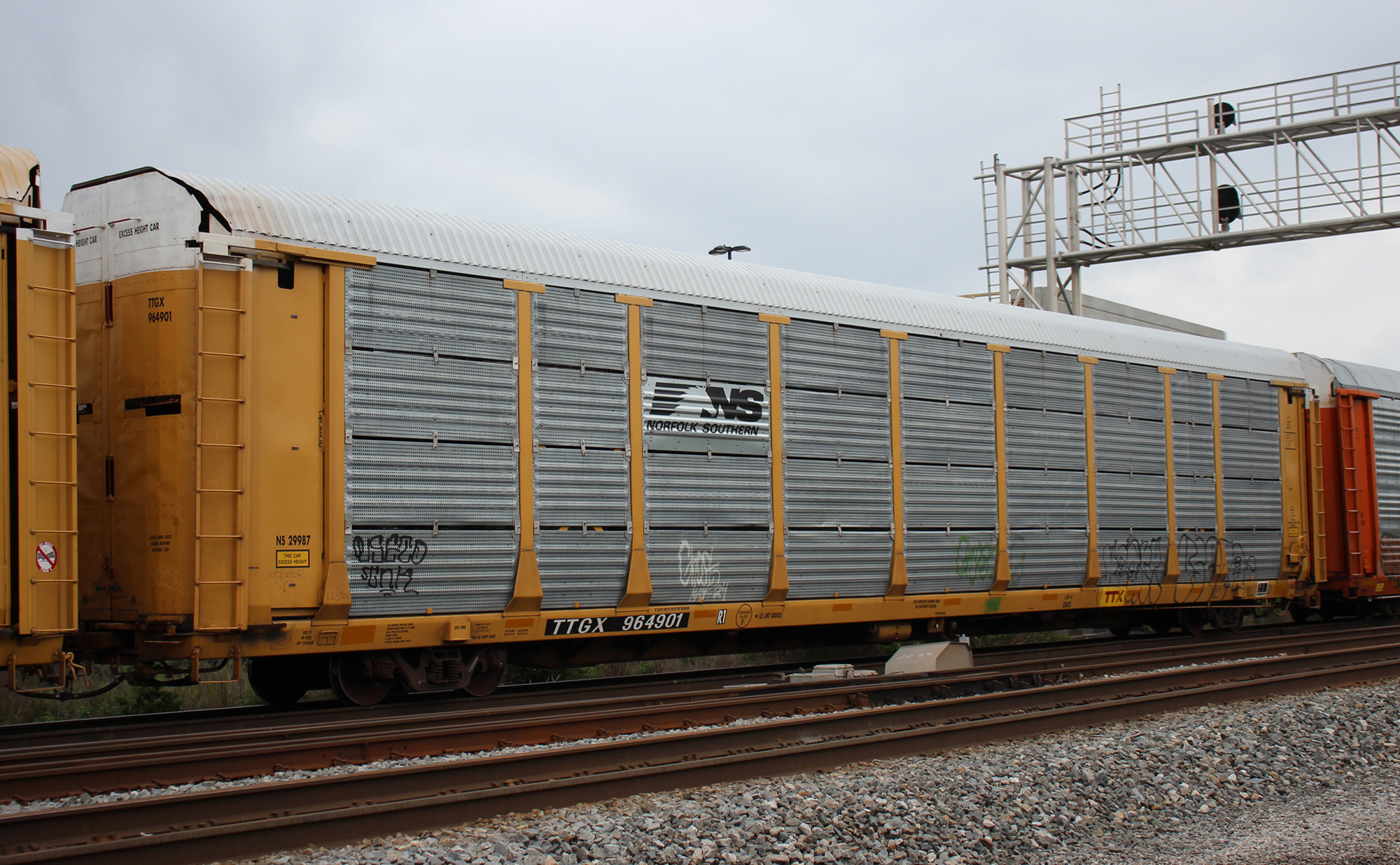 TTGX 964901-Rack class ML2L | Conrail Photo Archive